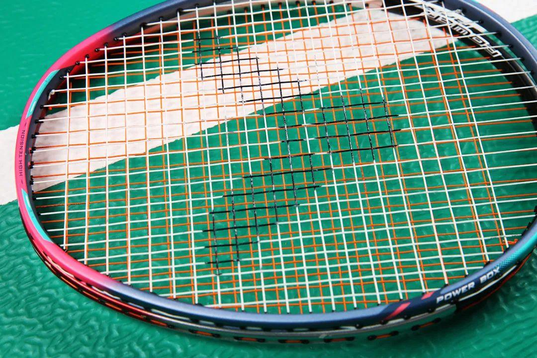 羽毛球拍4u和5u的区别（羽毛球拍4u和5u的区别是什么意思）-爱说球